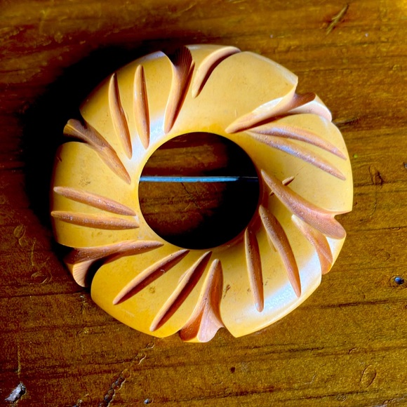 Vintage | Jewelry | Vintage Carved Bakelite Brooch | Poshmark